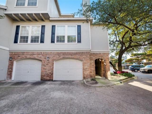 Beautiful Addison area condo with 1 Car Garage!
