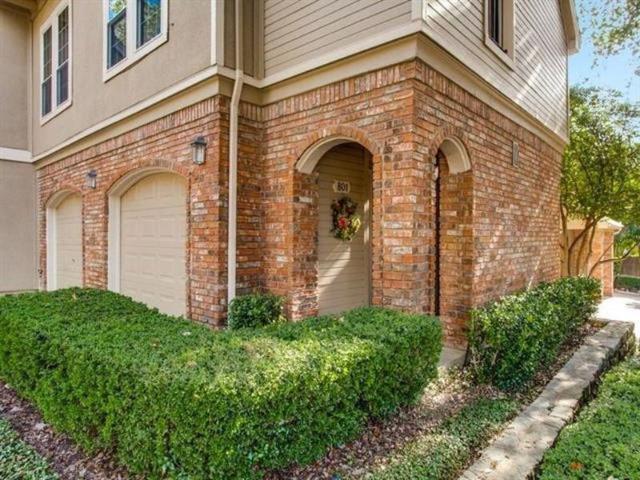 Beautiful Addison area condo with 1 Car Garage!