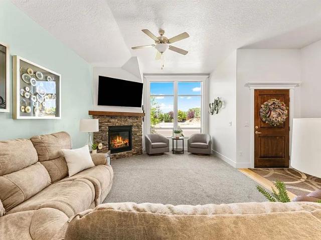 Beautiful almost new townhouse close to i84
