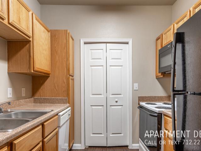 Beautiful, apartment home in desirable location in Southbelt / Ellington