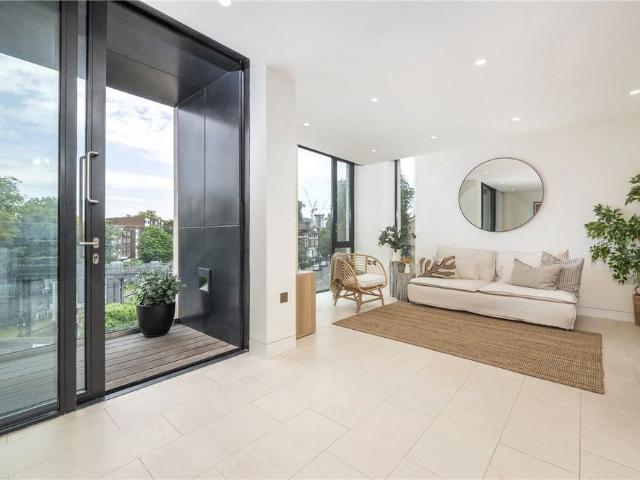 Beautiful apartment situated in the sought after Latitude House, just a short distance from Camden and Regent's Park