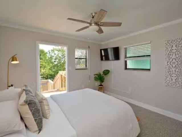 Beautiful Beachside Room with Private Entrance & Bath All Ut.