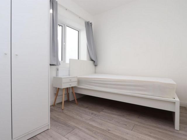 Beautiful bedroom in a shared flat close to Claybury Park Has a Room