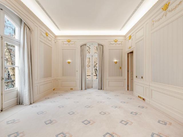 Beautiful Belgravia Corner House with Garden