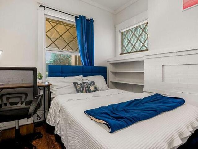 Beautiful blue bed house Relax and Chill Modern and stylish All bills/WiFi includedComfortabl