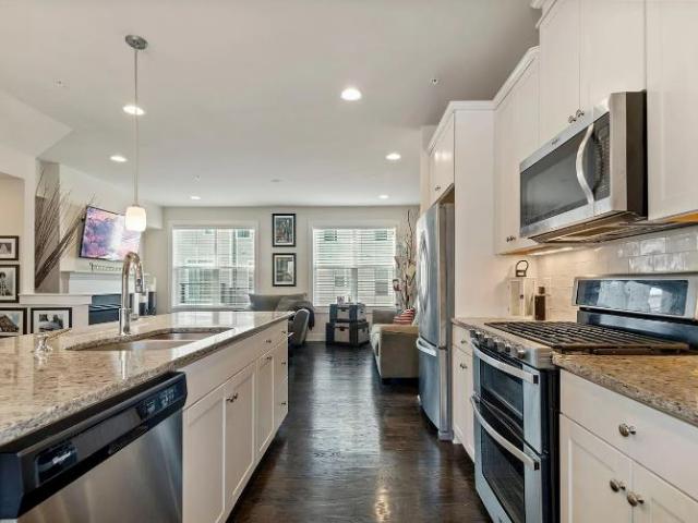 Beautiful BR with private bath & walk_in closet!