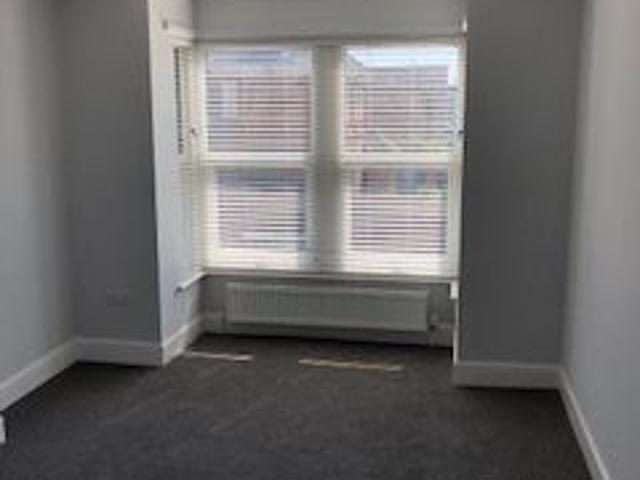 Beautiful Bright 2 Bedroom Flat, Walking Distance to Westcliff Train Station
