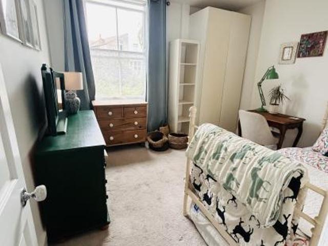 Beautiful garden facing room within beautiful family home in Streatham