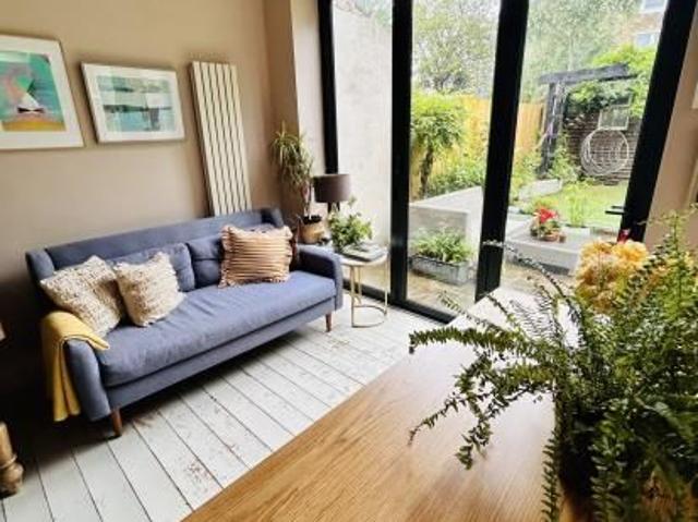 Beautiful garden facing room within beautiful family home in Streatham