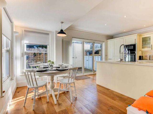 ‘Beautiful Garden flat retreat, close. 2 bed flat to rent £3,683 pcm £850 pw