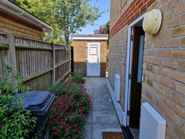 Beautiful GF 2 Bed Flat Close to Winton High St