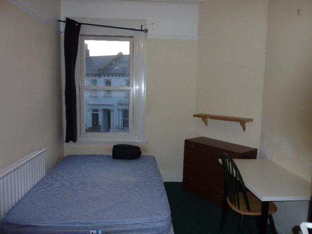 Beautiful double bedroom close to Hornsey Rail station Has a Room