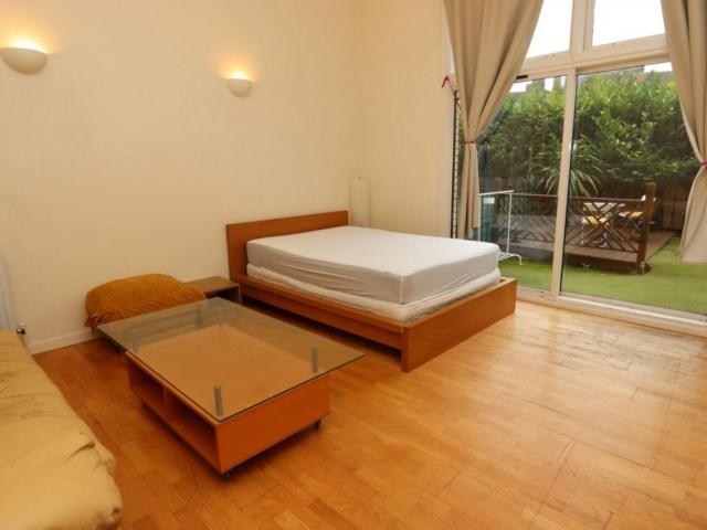 Beautiful double bedroom not far from Canary Wharf tube station Has a Room