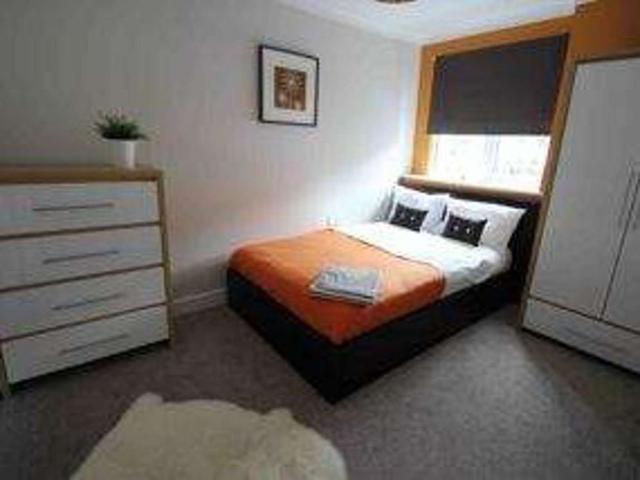 Beautiful Double room Close to Bracknell Town Room 3