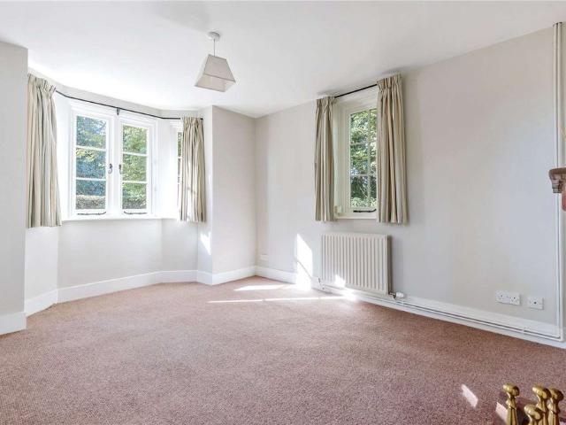 Beautiful detached two bedroom lodge house
