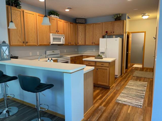 Beautiful end unit townhome in Elk River!