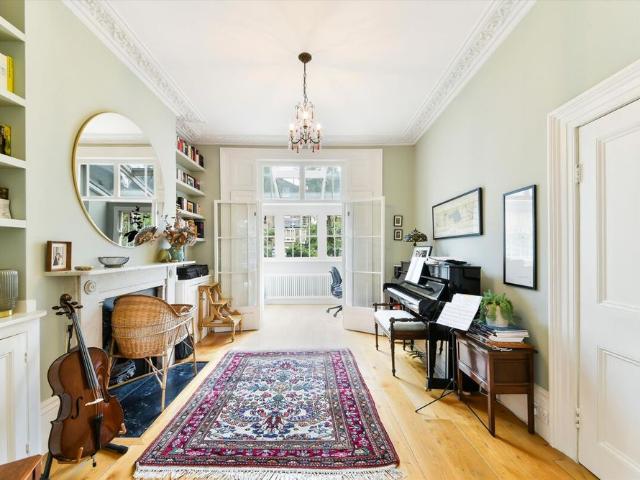 Beautiful four bedroom home available to rent in Thornhill Square, N1