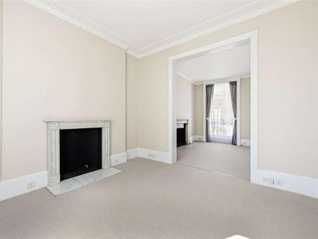 Beautiful family home in the heart of South Kensington with well proportioned accommodation