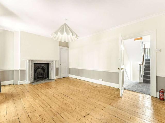 Beautiful family house positioned in the centre of a Grade II listed Georgian terrace dating from 1792 and overlooking Cassland Crescent gardens