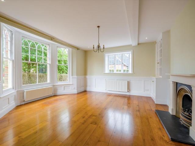 Beautiful Farmhouse in semi rural Hatfield
