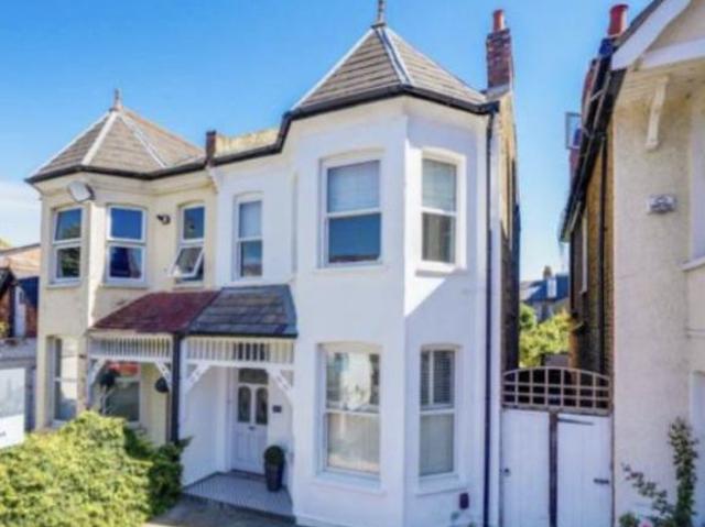 Beautiful flat in Ealing whole property