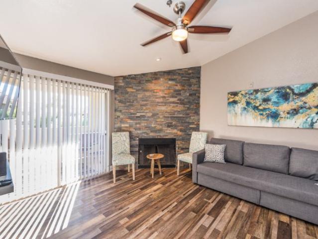 Beautiful Freshly Renovated Single Bedroom Condo b