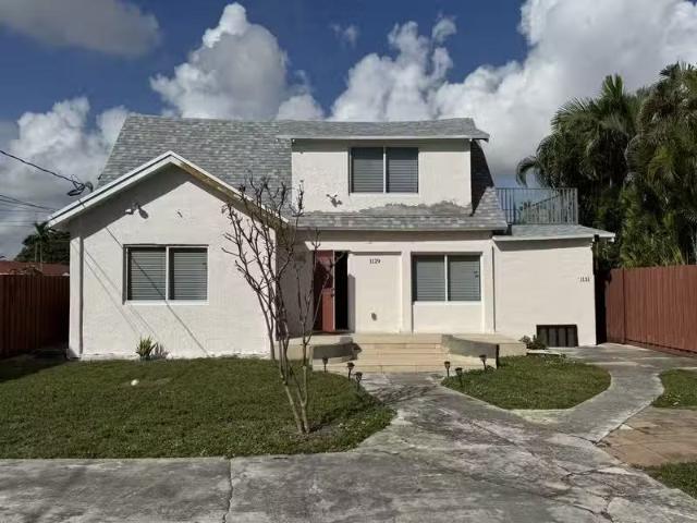 Beautiful Front Duplex. 4/2. Plenty of Parking. 1129 Sw 10th.