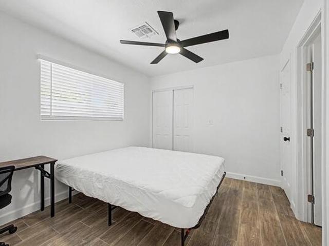 Beautiful Fully Remodel in Mesa. 3 Fridges 3 sets of Washer/Dryers