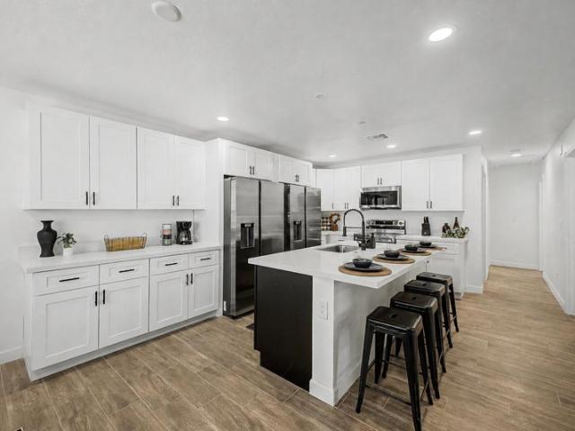 Beautiful Fully Remodel in Mesa. 3 Fridges sets o