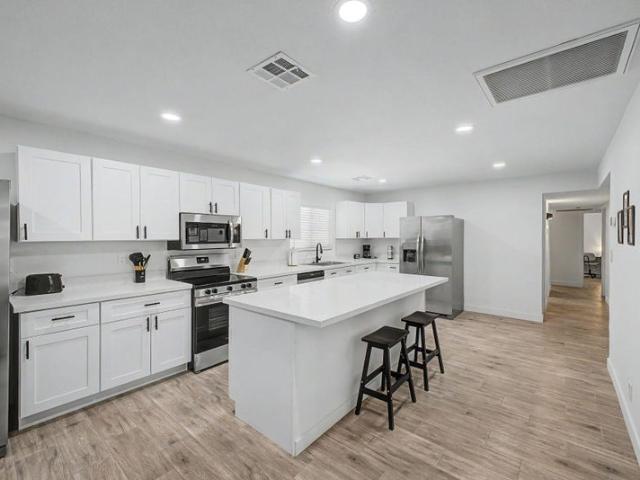 Beautiful Fully Remodeled Spacious️in Mesa. Refrig