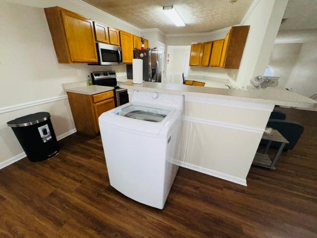 Beautiful Furnished Bedroom + shared bathroom pai