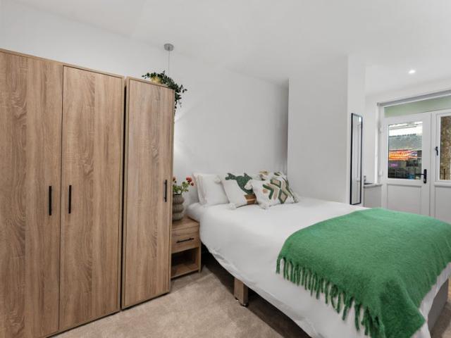 Beautiful Furnished Studio at The Hive – All Bills