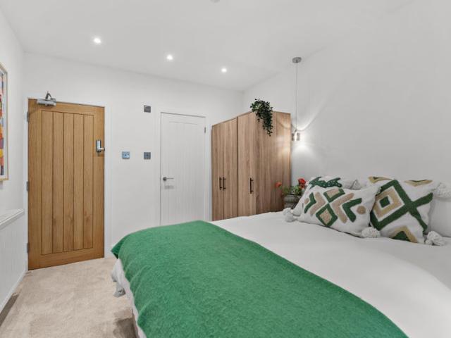 Beautiful Furnished Studio at The Hive – All Bills