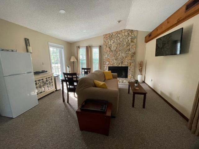 Beautiful Furnished Studio, Private Entrance&Deck