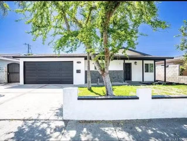 Beautiful house recently renovated with three bedrooms and two.