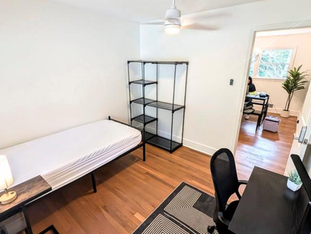 Beautiful House With A River in the Backyard 1 min Walk to Bus Stop 1 GB Internet Speed!