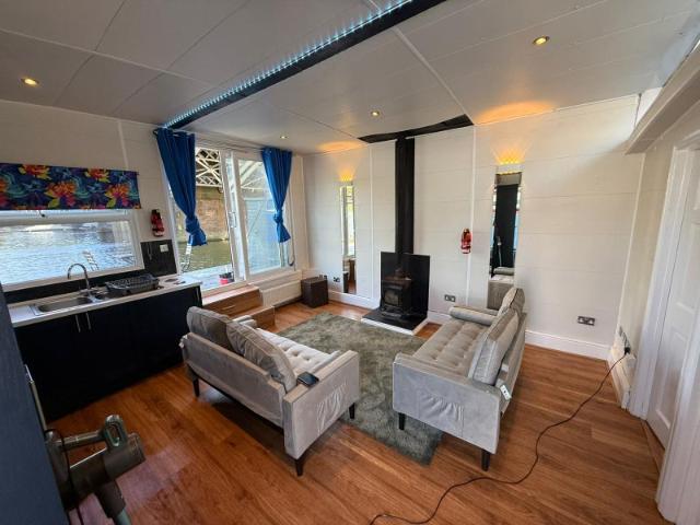 Beautiful Houseboat in exquisite location