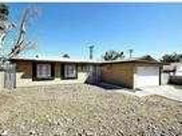 Beautiful home in a quiet neighborhood, close to grocery stores and shopping
