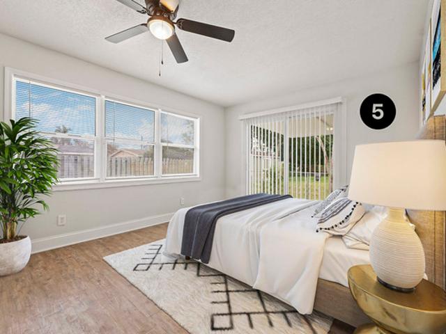 Beautiful & high quality Temple Terrace House with Living room