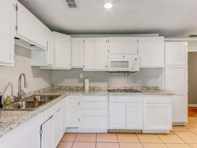 Beautiful Jacksonville House with Dining area. New