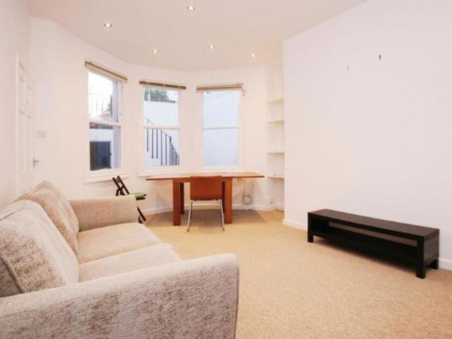 Beautiful one bedroom, furnished flat with private garden