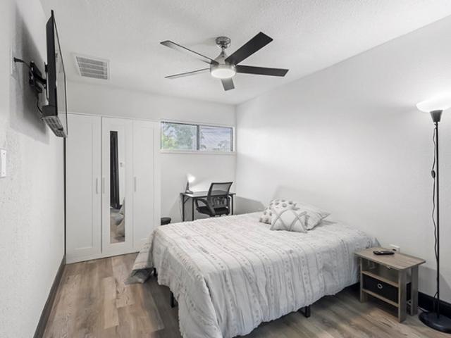 Beautiful Orlando Home in Azalea Park minutes from Downtown Orlando near Lake Underhill and Goldenrod with swimming pool and fully furnished rooms including mini fridges