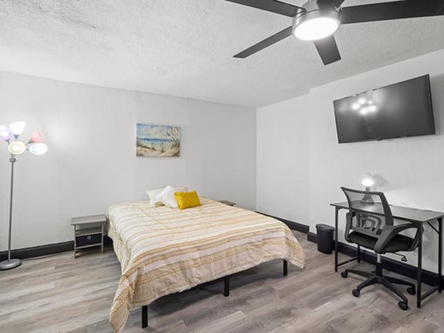 Beautiful Orlando Home in Azalea Park minutes from Downtown Orlando near Lake Underhill and Goldenrod with swimming pool and fully furnished rooms including mini fridges