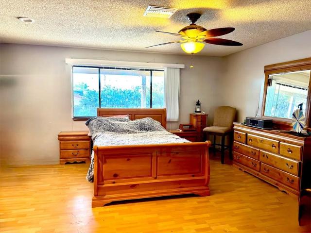 Beautiful over size Room For Rent with pool !