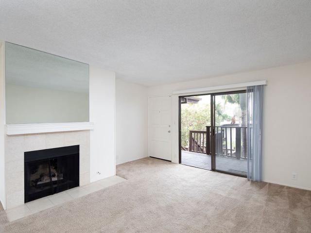 OPEN HOUSE: 3/15 10 11AM* Beautiful La Jolla 2 Br with Parking and Washer/Dryer