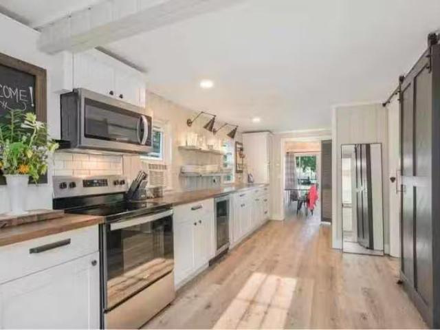 Beautiful Lakefront Home! 115 Evans Ln