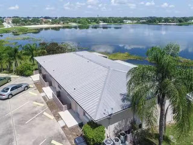Beautiful Lakefront 2/1 317 E Main St #3