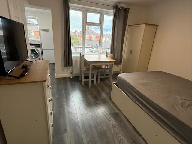 Beautiful Large Studio Flat for Rent in Hounslow