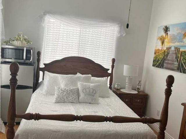 Beautiful Large Room Furnished w/Refrig./Micro