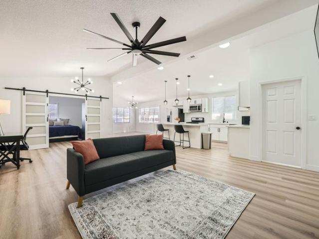 Beautiful luxury upgraded home spacious in the hea
